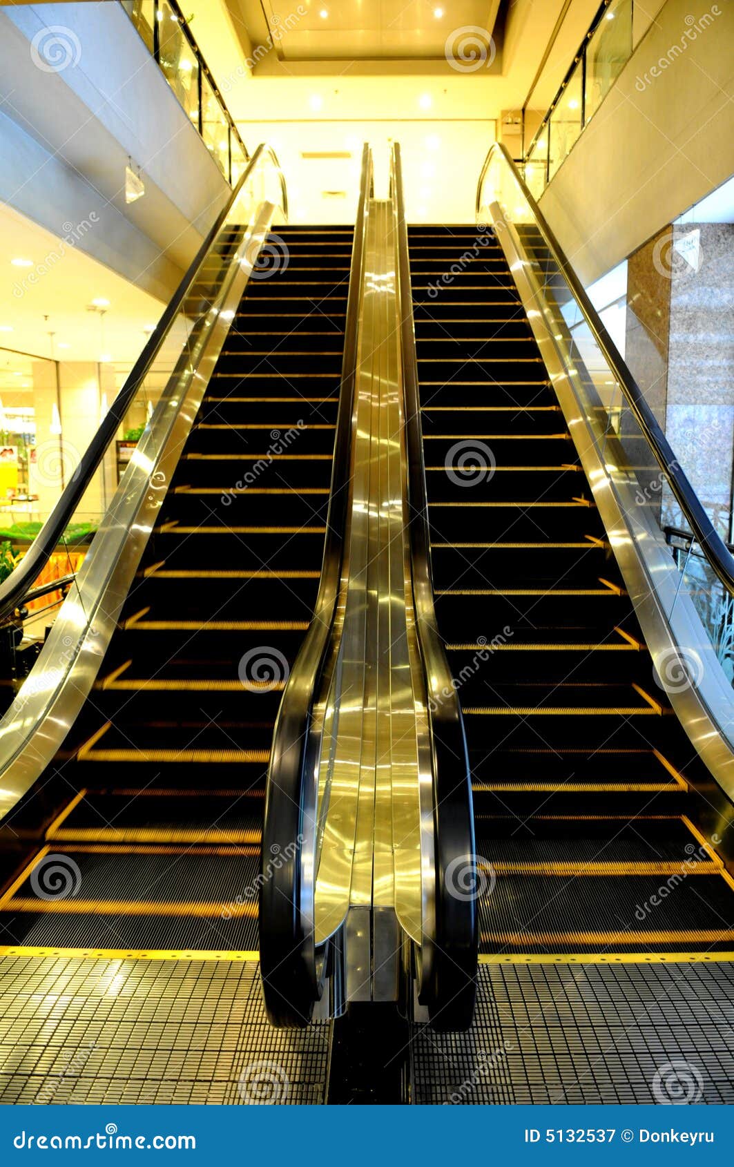 A escada rolante imagem de stock. Imagem de elétrico, moderno - 5132537