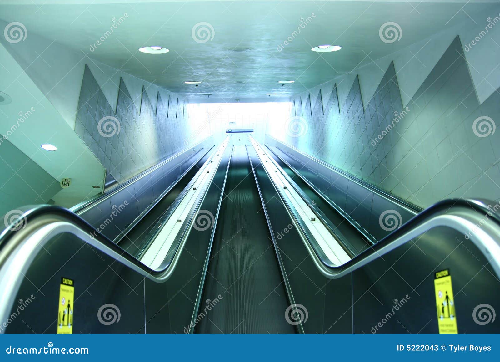 Escada rolante imagem de stock. Imagem de etapas, elevador - 5222043