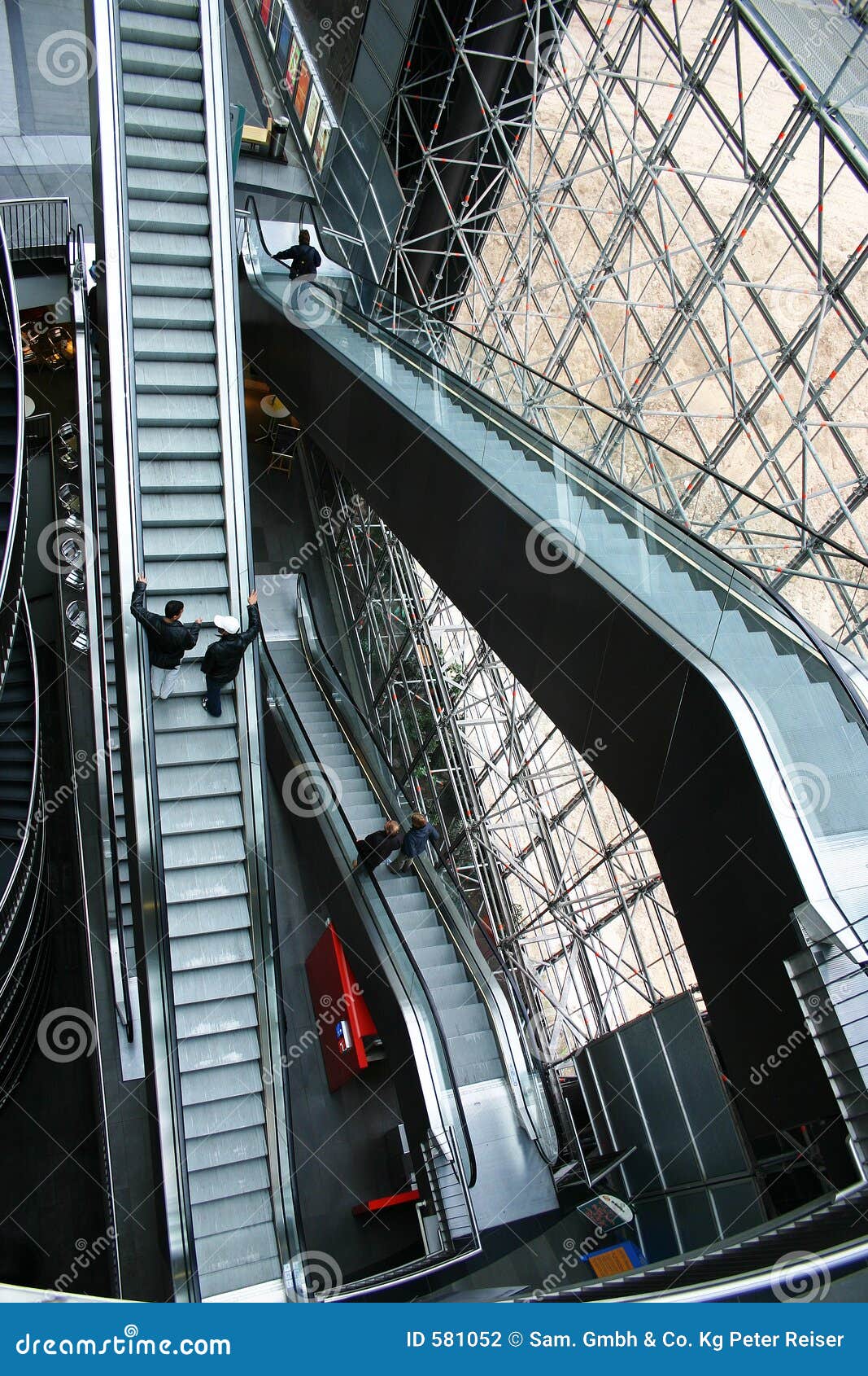 Escada rolante foto de stock. Imagem de escada, escalator - 581052