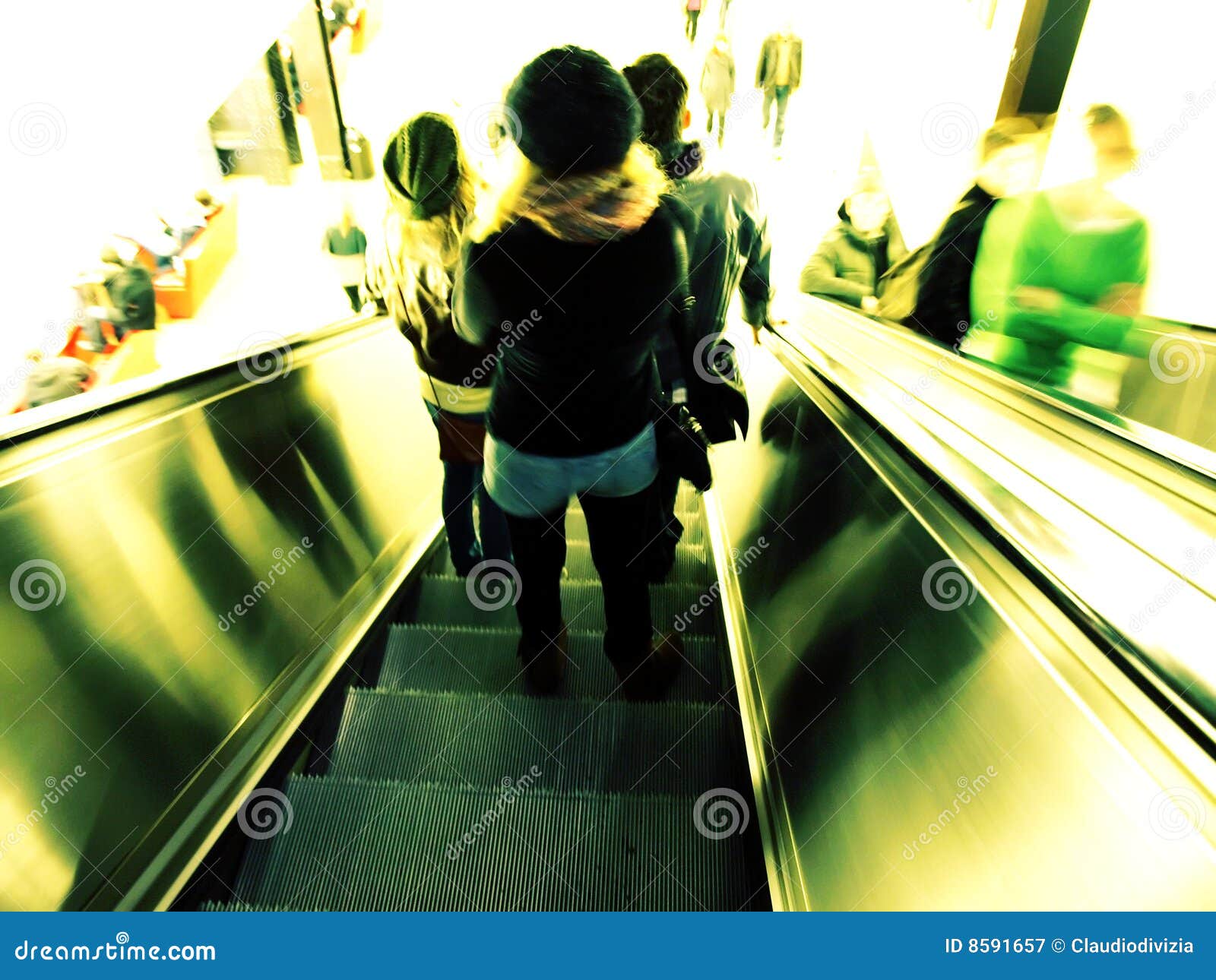 Escada rolante imagem de stock. Imagem de metro, mulher - 8591657