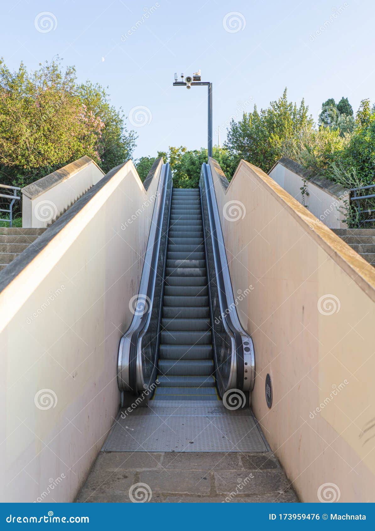 Escada Rolante Do Exterior Da Cidade Com Sensor De Movimentos Foto de ...
