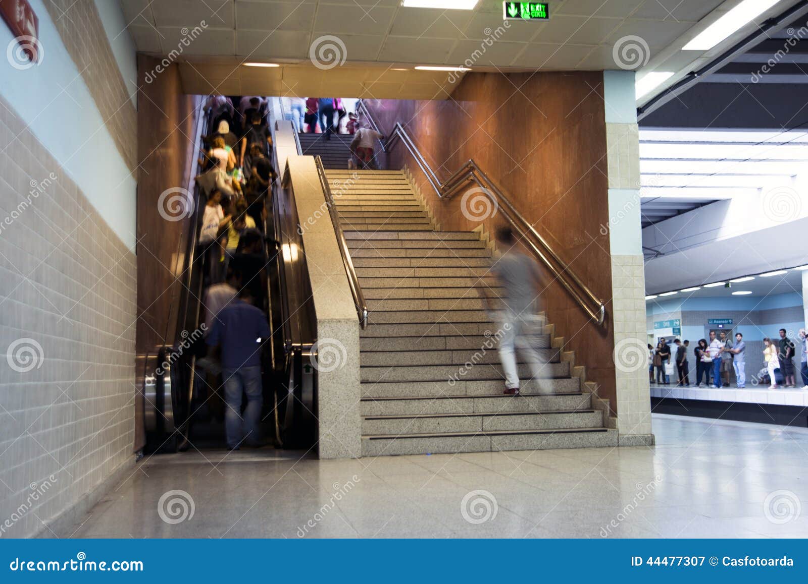 Escada rolante e escadas fotografia editorial. Imagem de ferrovia ...