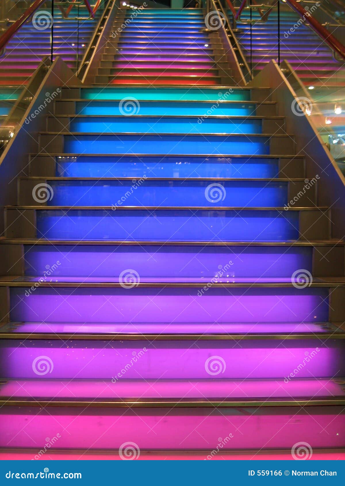 Escadas coloridas foto de stock. Imagem de interior, elevado - 559166