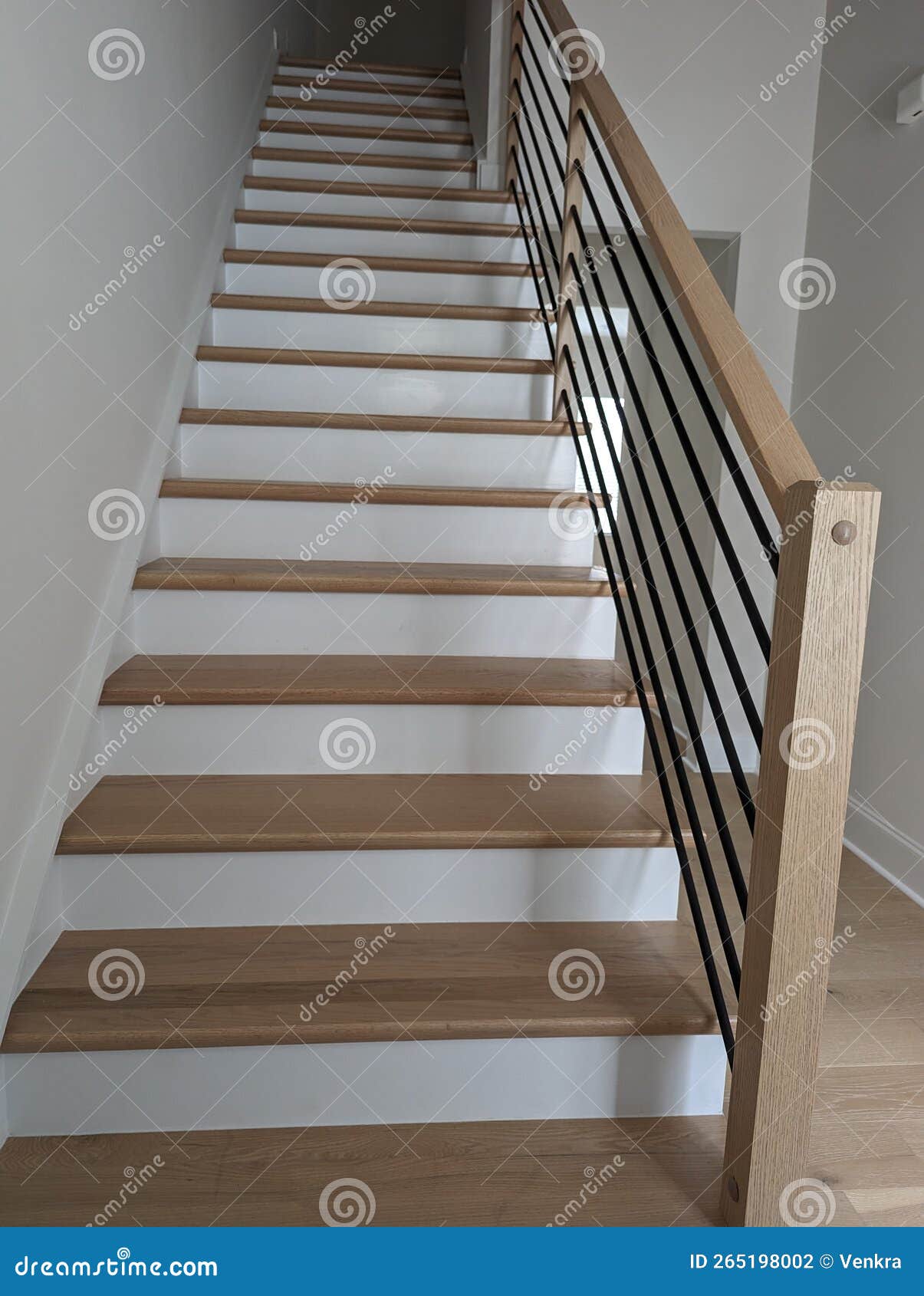 Escadas De Madeira Modernas Da Casa De Luxo Foto de Stock - Imagem de ...