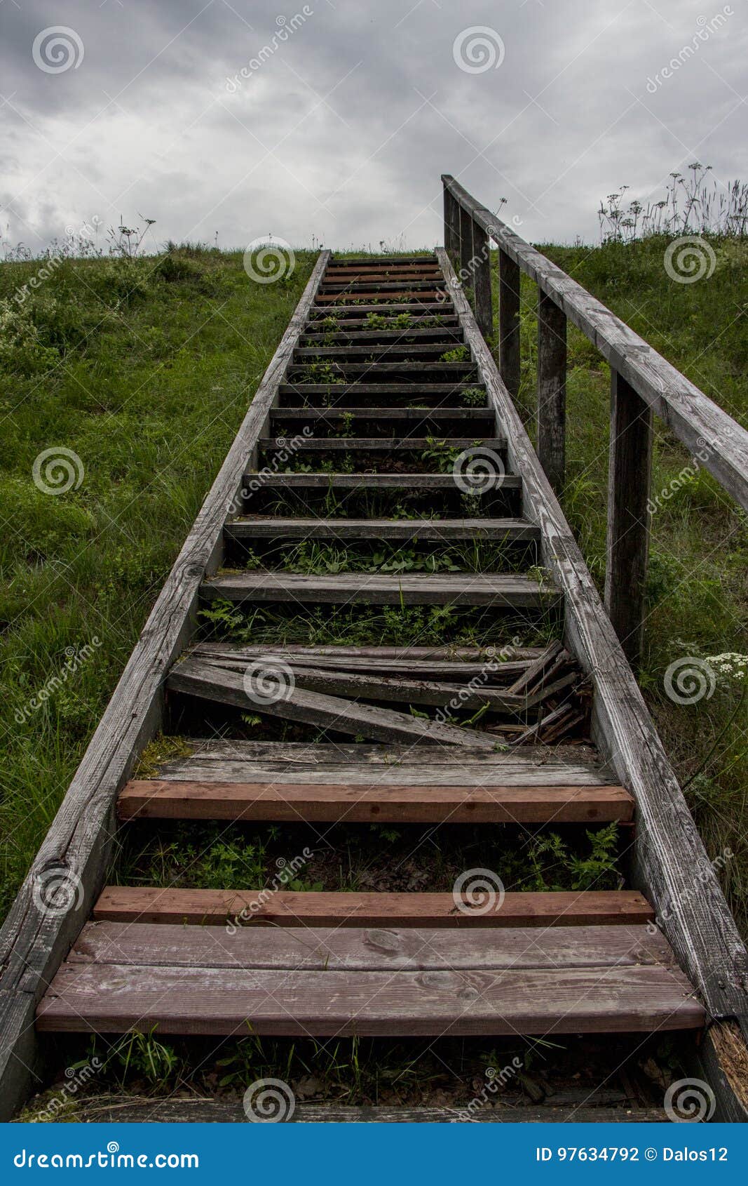 Escadas De Madeira Resistidas Quebradas No Monte Foto de Stock - Imagem ...