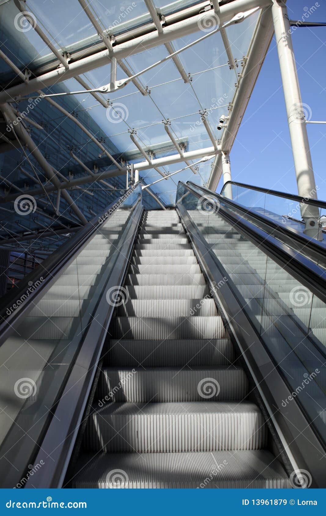 Escadas Do Rolamento Da Escada Rolante Imagem de Stock - Imagem de ...