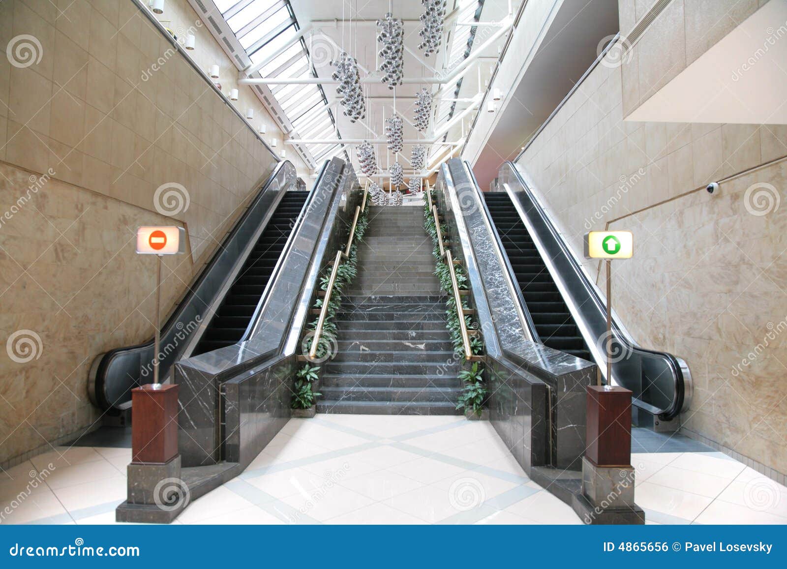 Escadas e escadas rolantes foto de stock. Imagem de alto - 4865656