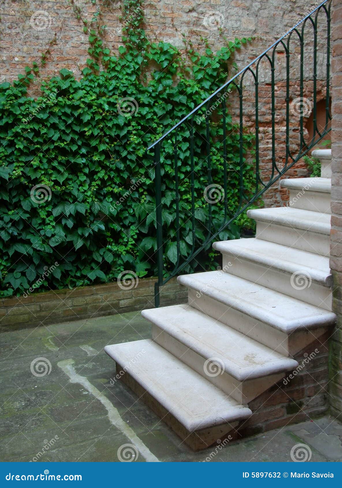 Escadas externas foto de stock. Imagem de tijolo, verde - 5897632