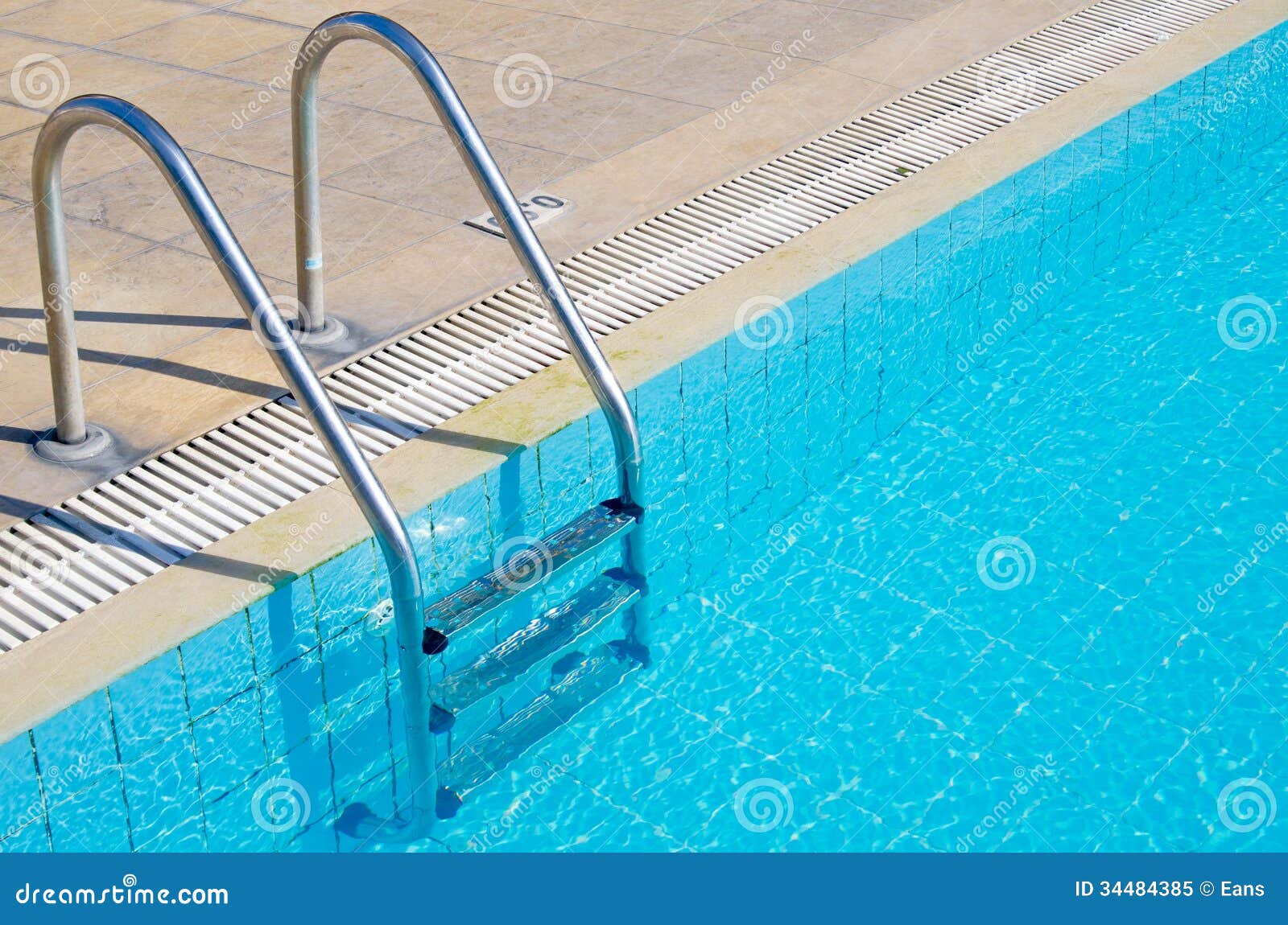 Escadas na piscina imagem de stock. Imagem de ensolarado - 34484385