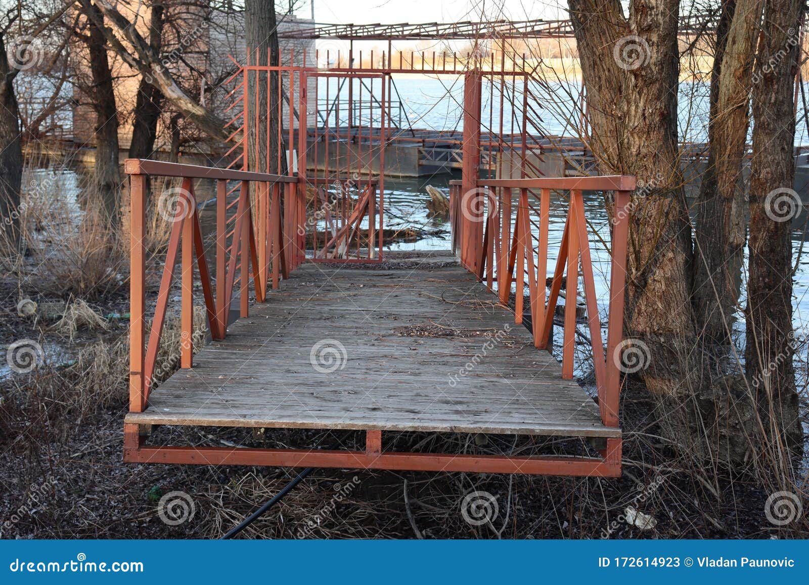 Escadas Quebradas Para a Jangada Imagem de Stock - Imagem de escadas ...