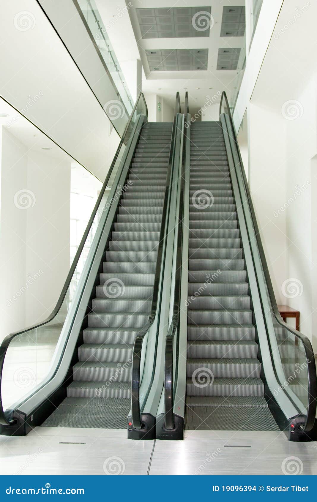 Escadas rolantes foto de stock. Imagem de assoalho, terminal - 19096394
