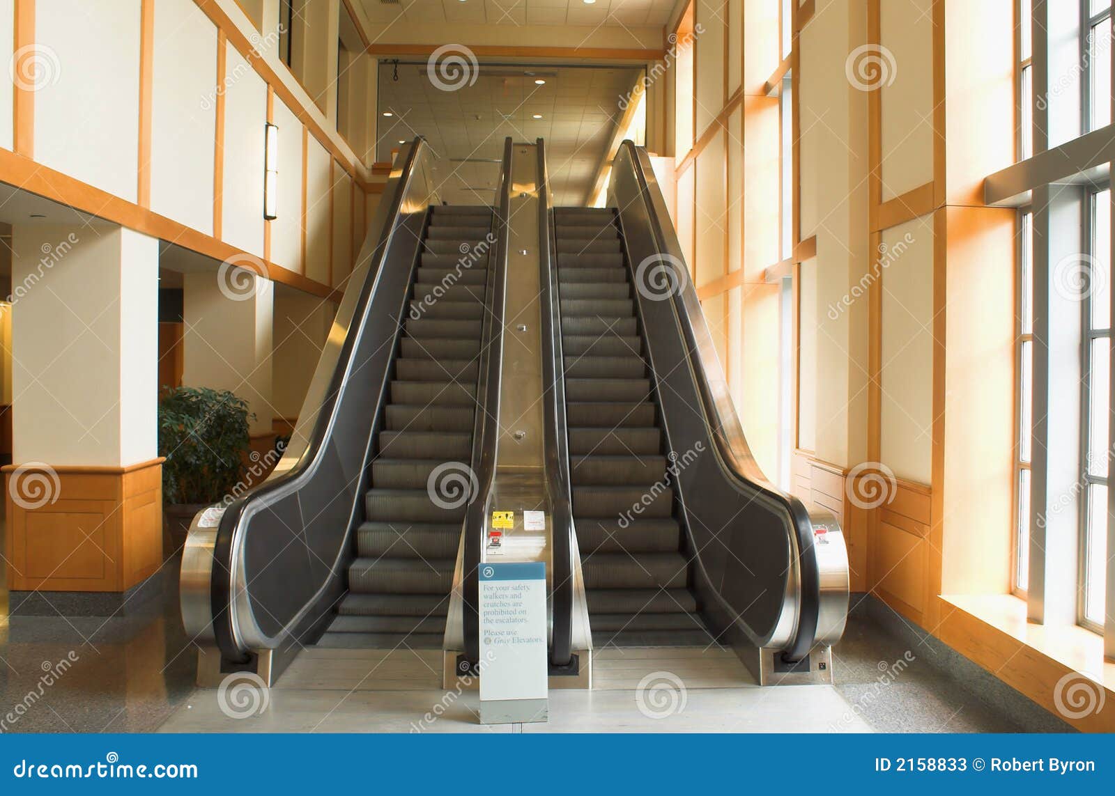 Escadas rolantes imagem de stock. Imagem de escalators - 2158833