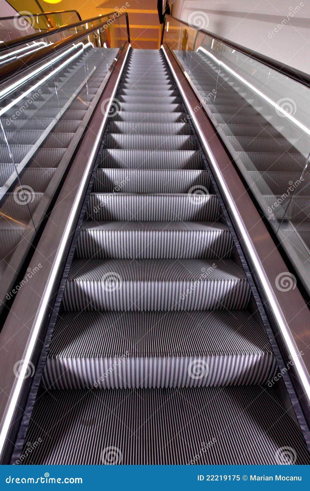 Escadas rolantes imagem de stock. Imagem de descendente - 22219175