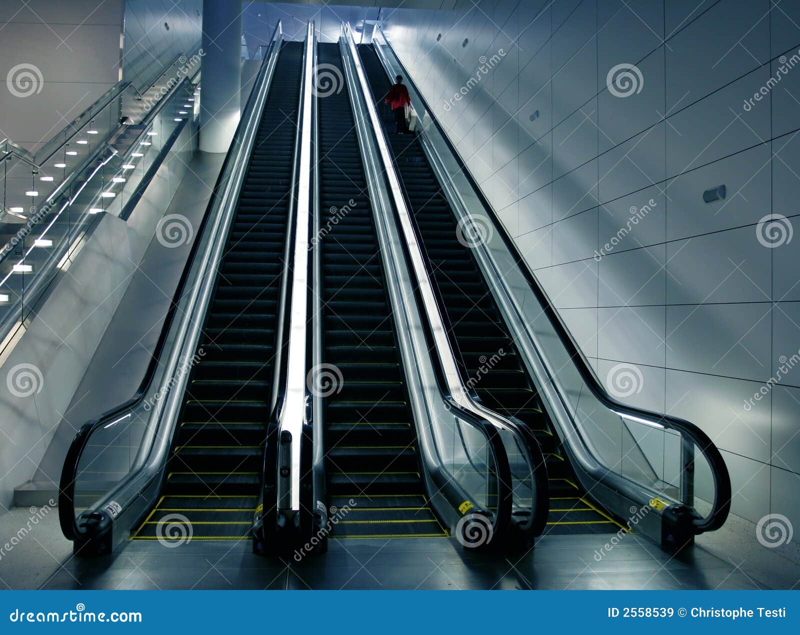 Escadas rolantes imagem de stock. Imagem de elevador, arquitetura - 2558539