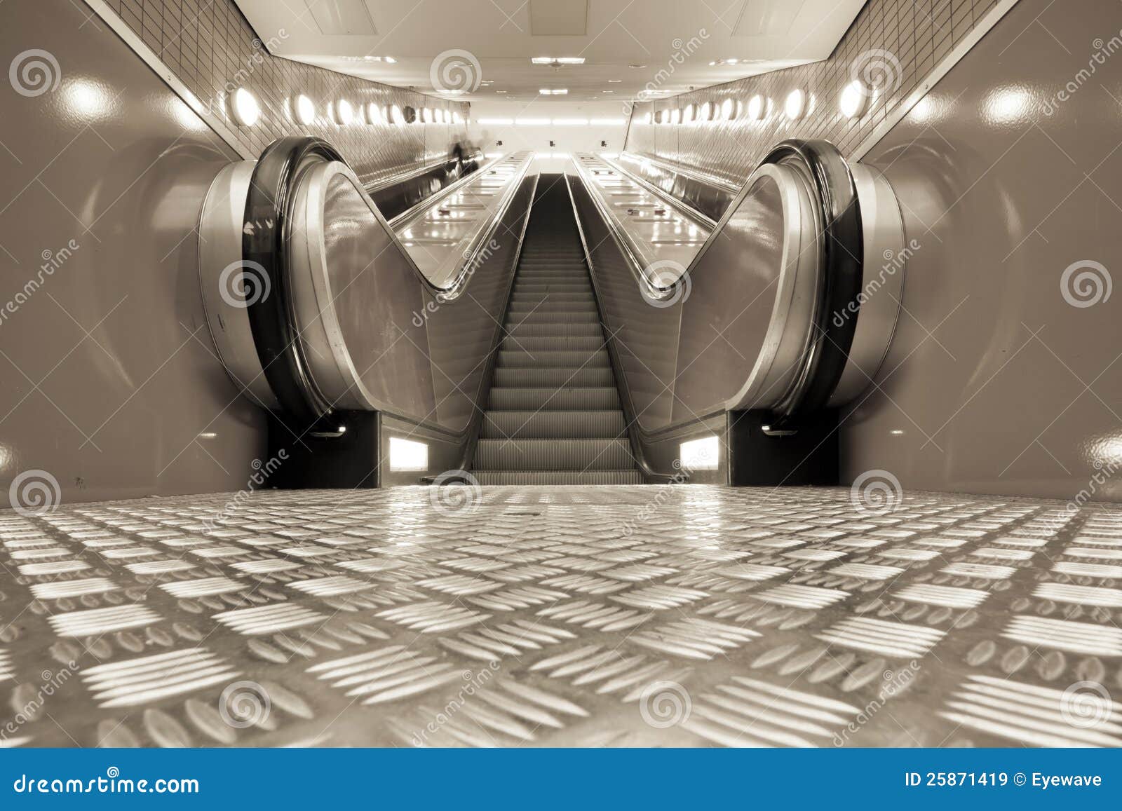 Escadas rolantes imagem de stock. Imagem de curso, etapas - 25871419