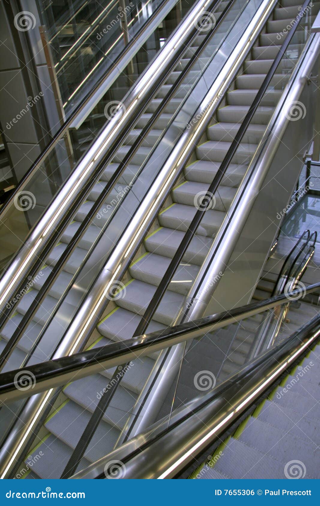 Escadas rolantes foto de stock. Imagem de escalator, escada - 7655306