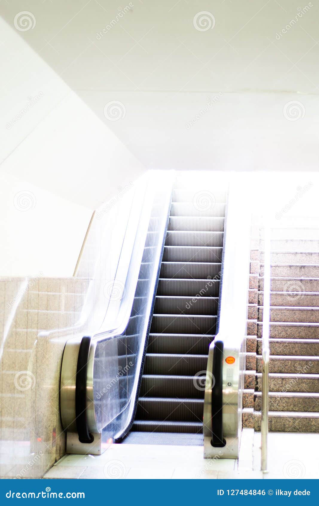 Escadas Rolantes Com Escadaria Foto de Stock - Imagem de passarela ...
