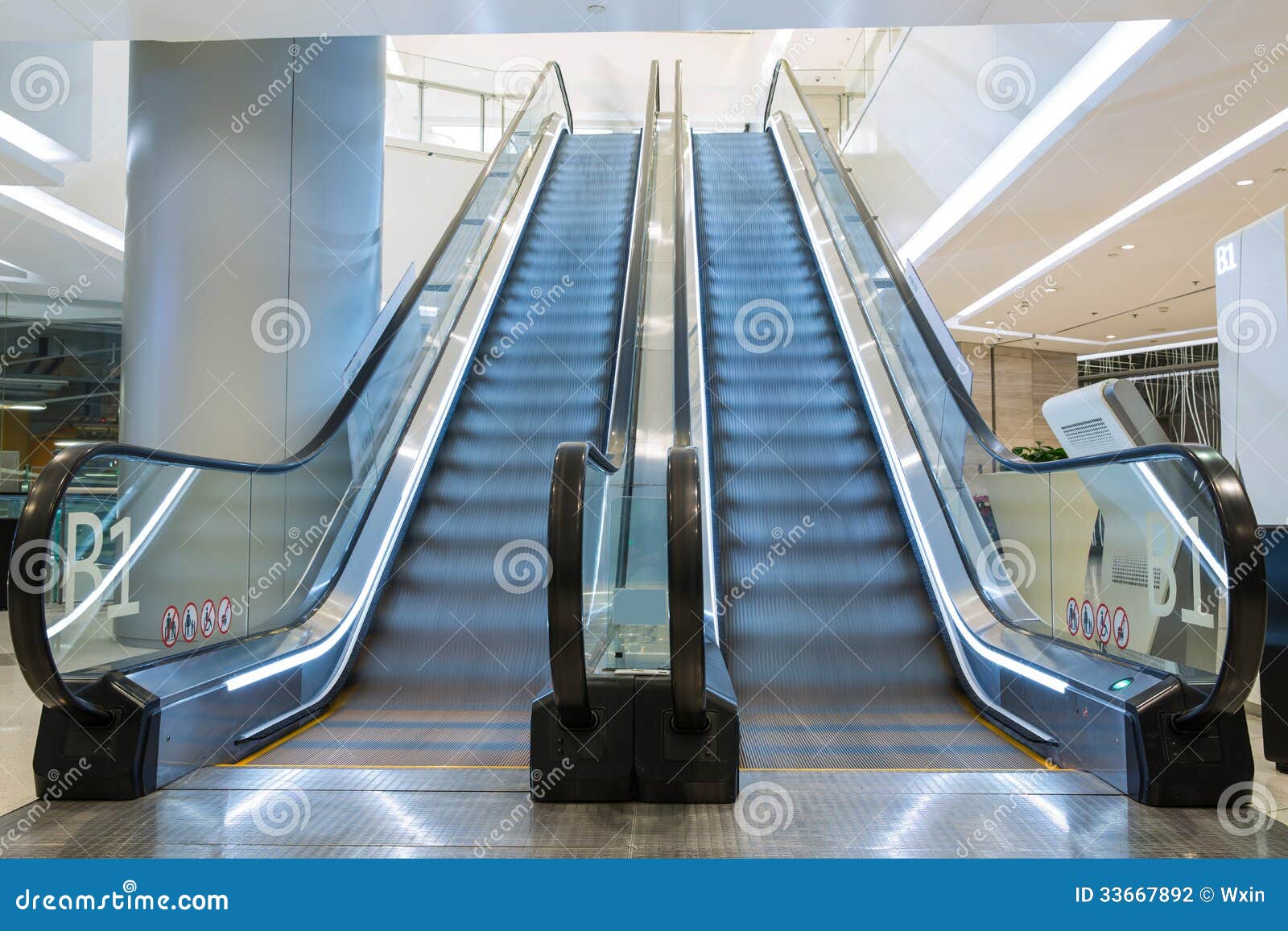 Escadas Rolantes Do Centro Comercial Foto de Stock - Imagem de luxo ...