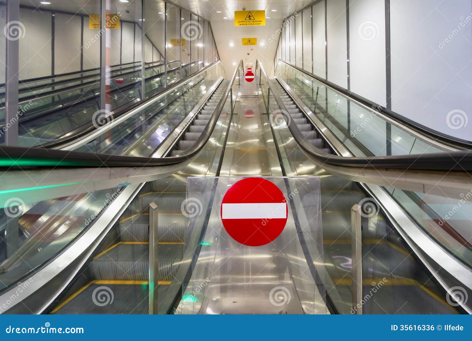 Escadas rolantes modernas foto de stock. Imagem de ninguém - 35616336