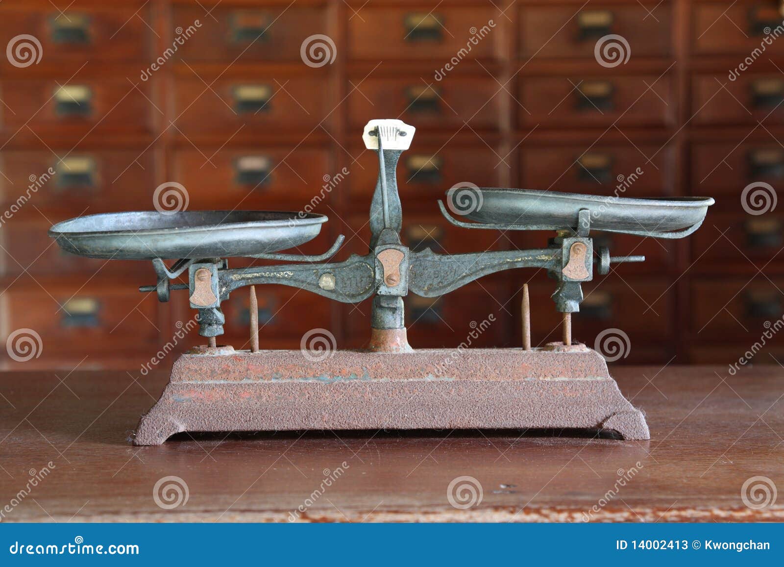 Escala antigua del balance imagen de archivo. Imagen de pesos - 14002413