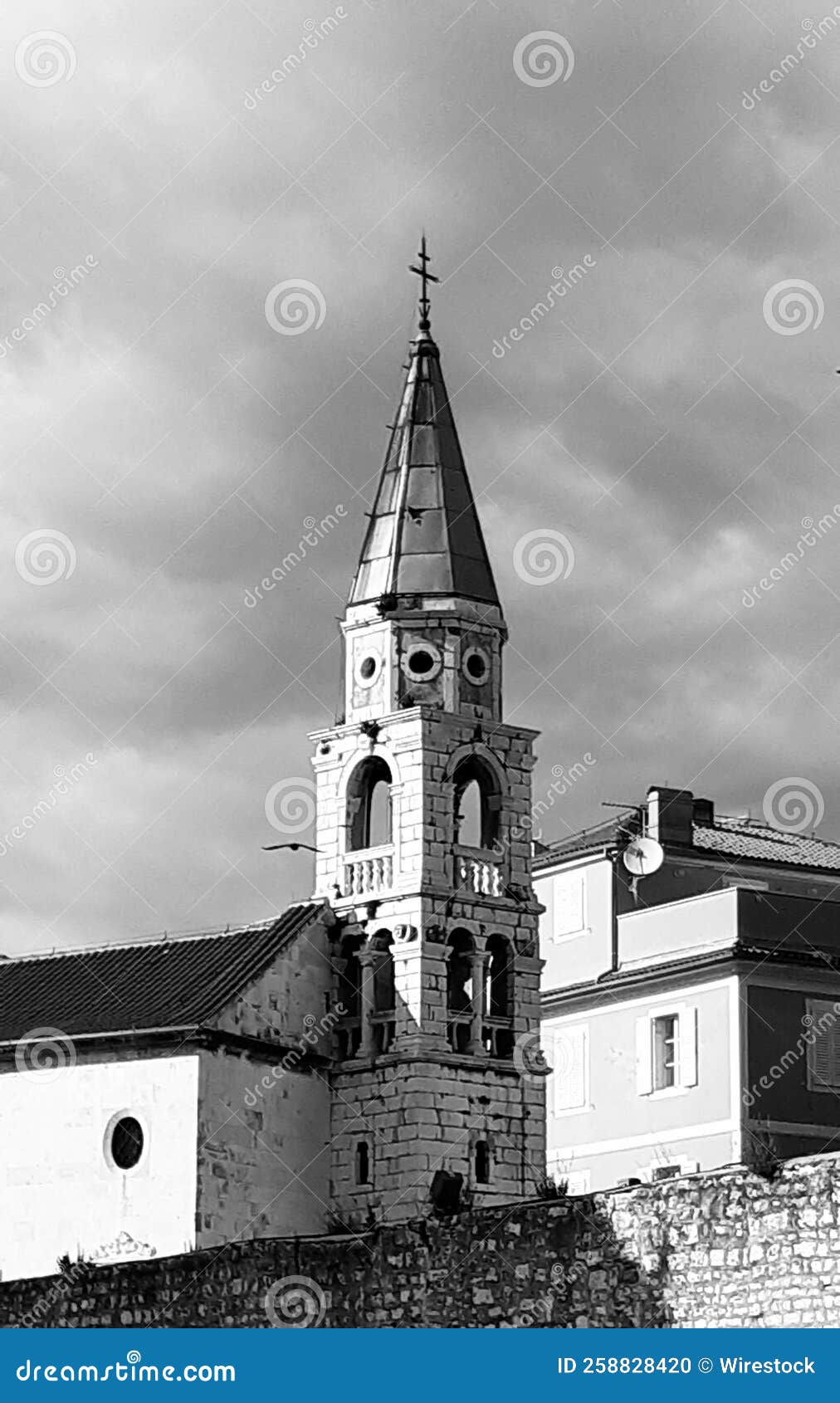 Escala Cinzenta De Uma Torre De Igreja Foto de Stock - Imagem de curso ... Escala Cinzenta De Uma Torre De Igreja Foto de Stock - Imagem de curso ...