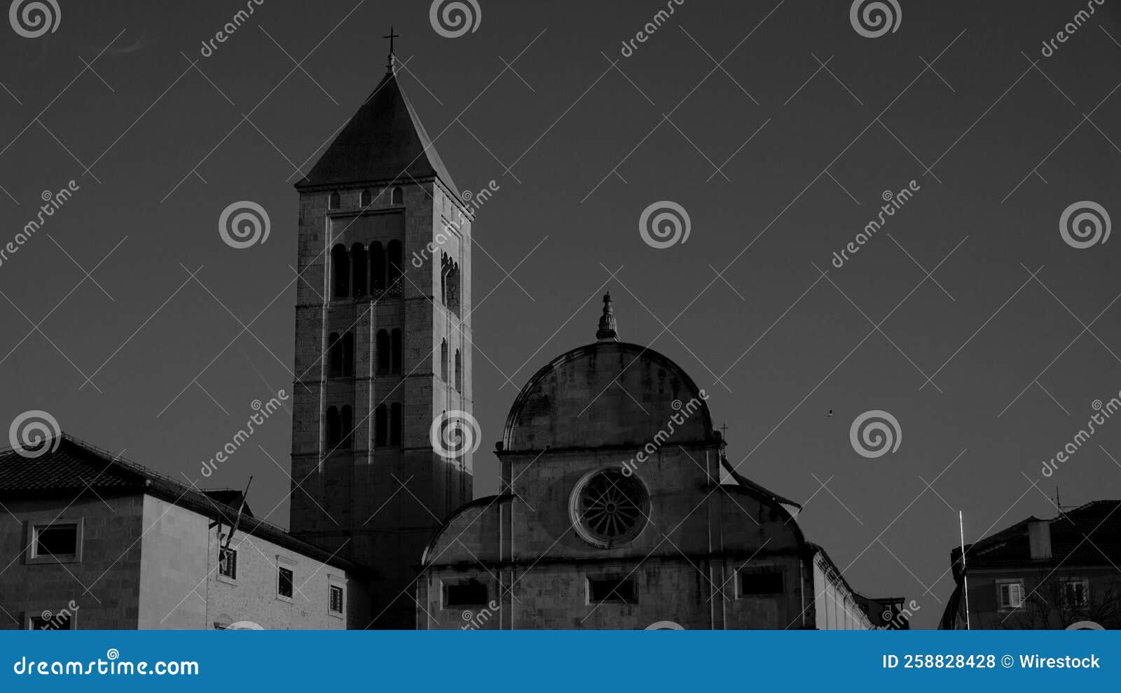 Escala Cinzenta De Uma Torre De Igreja Foto de Stock - Imagem de fundo ... Escala Cinzenta De Uma Torre De Igreja Foto de Stock - Imagem de fundo ...