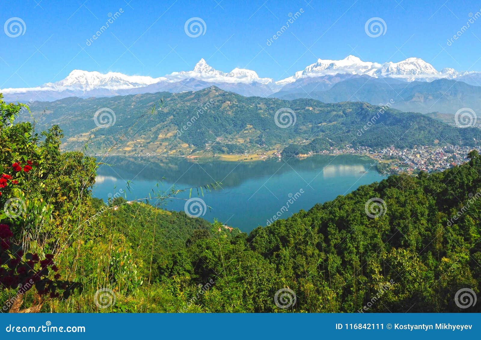 A Escala De Annapurna E O Lago Phewa, Pokhara Imagem de Stock - Imagem ...