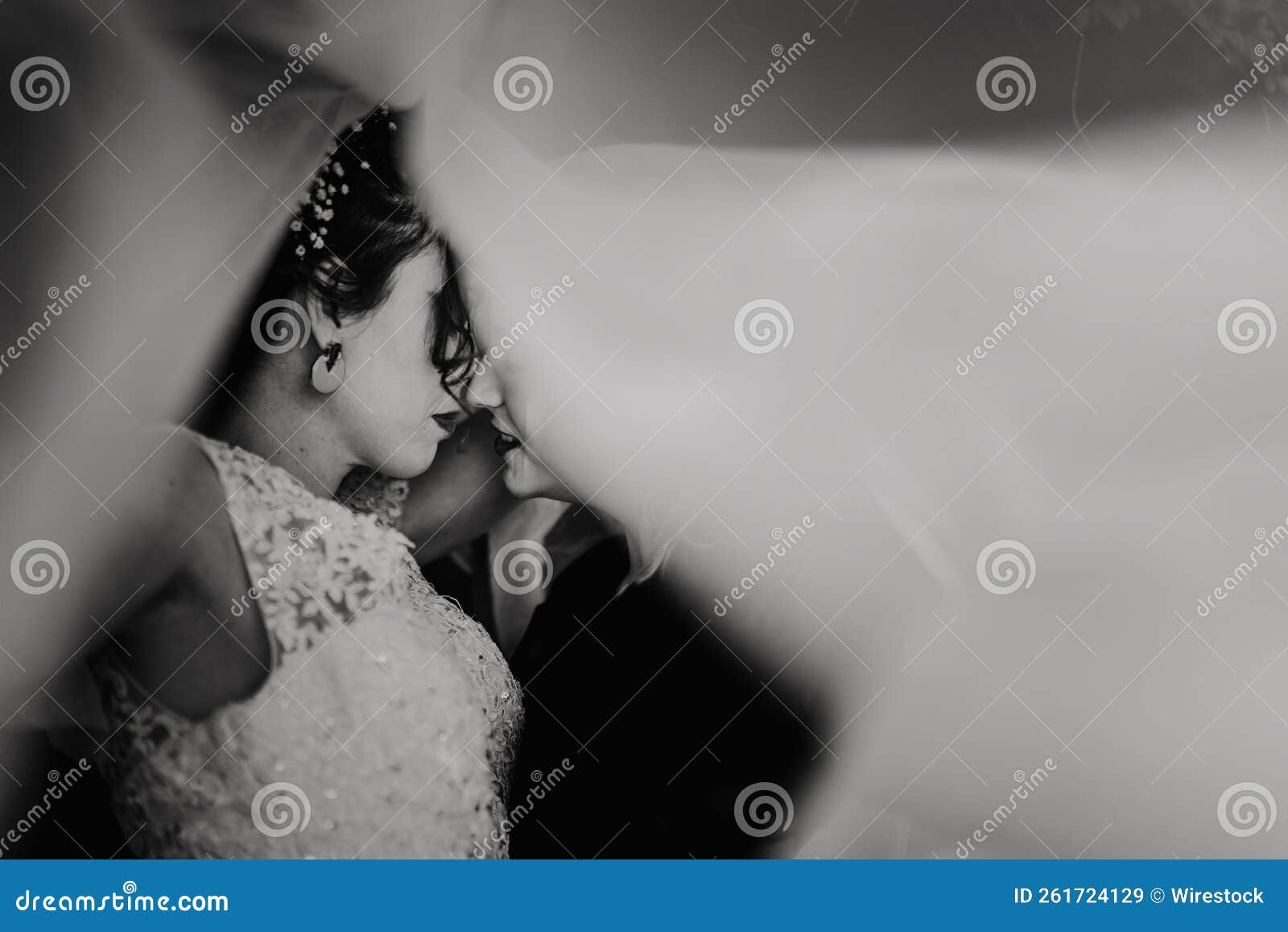 Escala De Grises De Closeup De Una Pareja Lesbiana Besándose Con Una