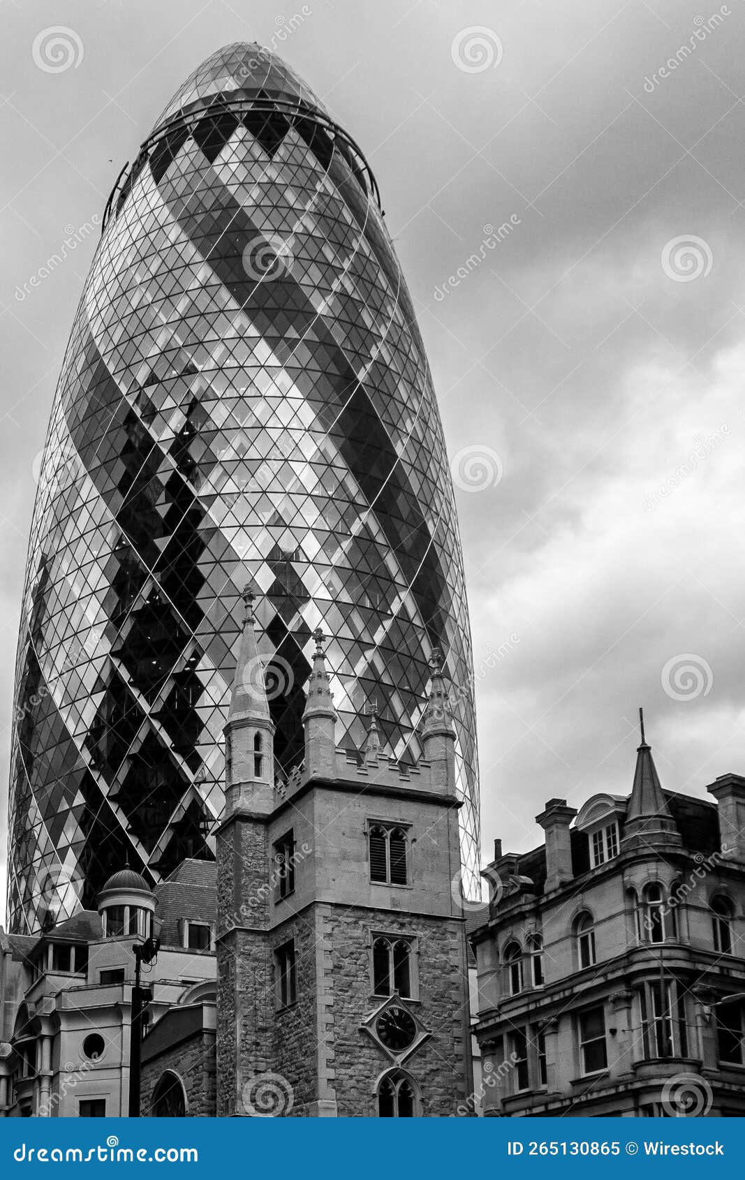Escala De Grises De Un Edificio Alto Y Moderno En Winsum Imagen ...