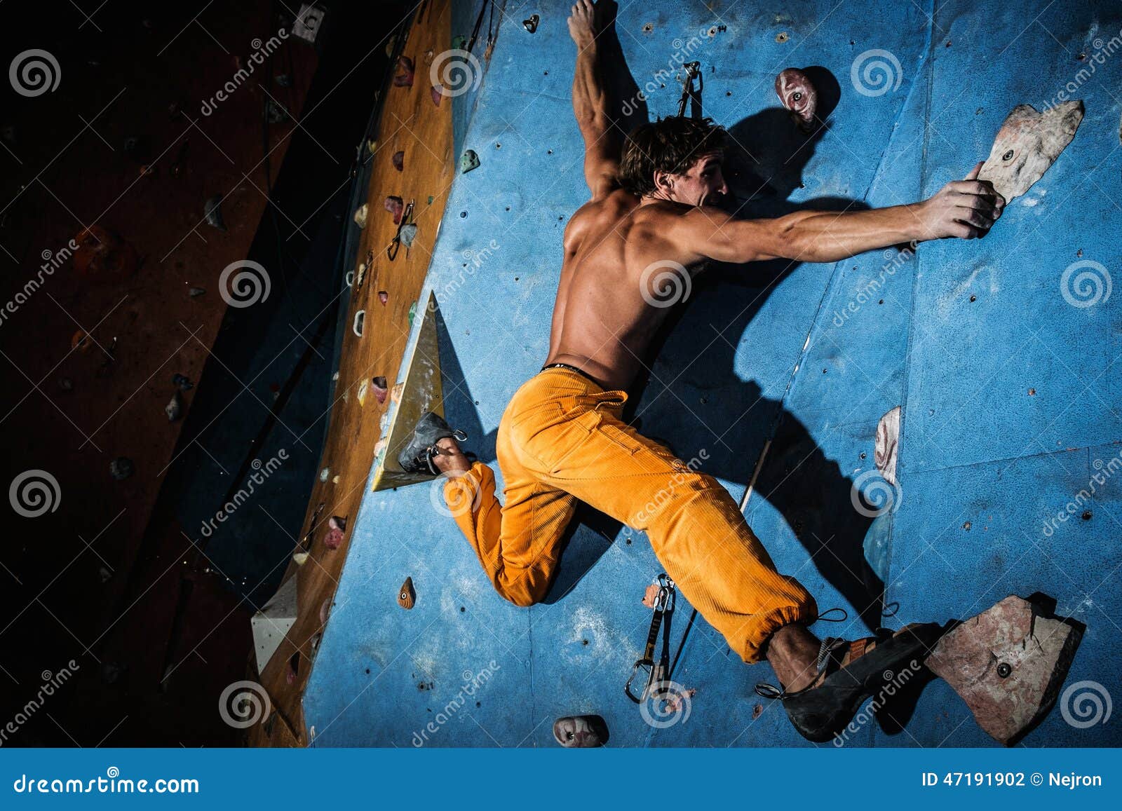 Escalade De Pratique D'homme Photo stock - Image du rocher, taille ...