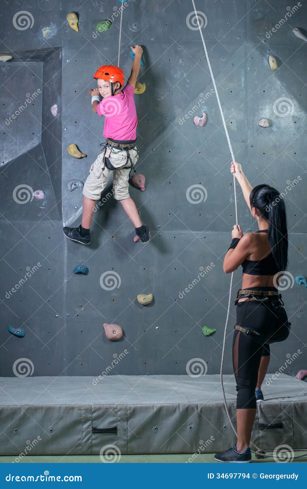 Escalader le mur photo stock. Image du femmes, attrayant - 34697794