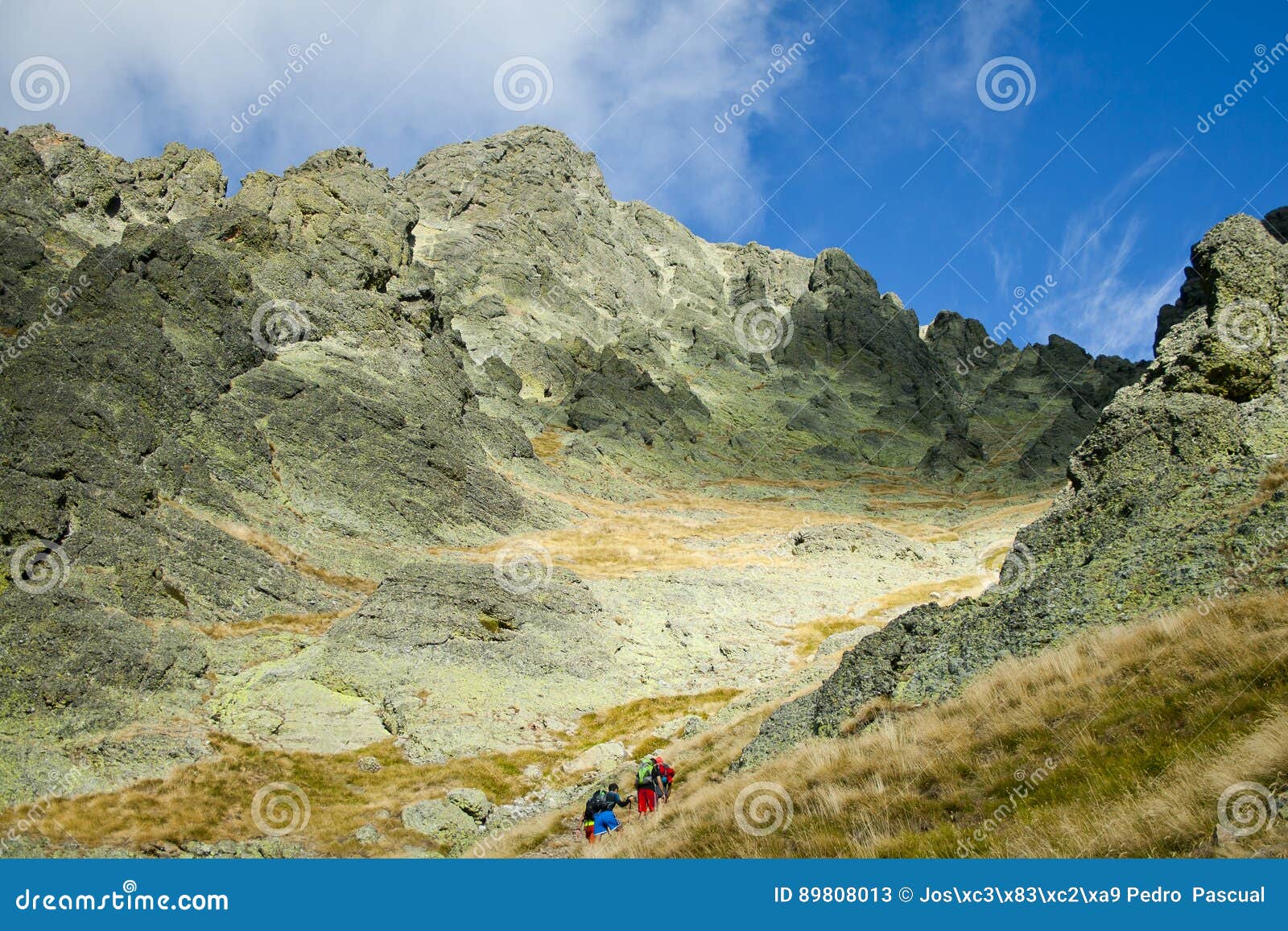 Escalader une montagne photo stock éditorial. Image du espagne - 89808013
