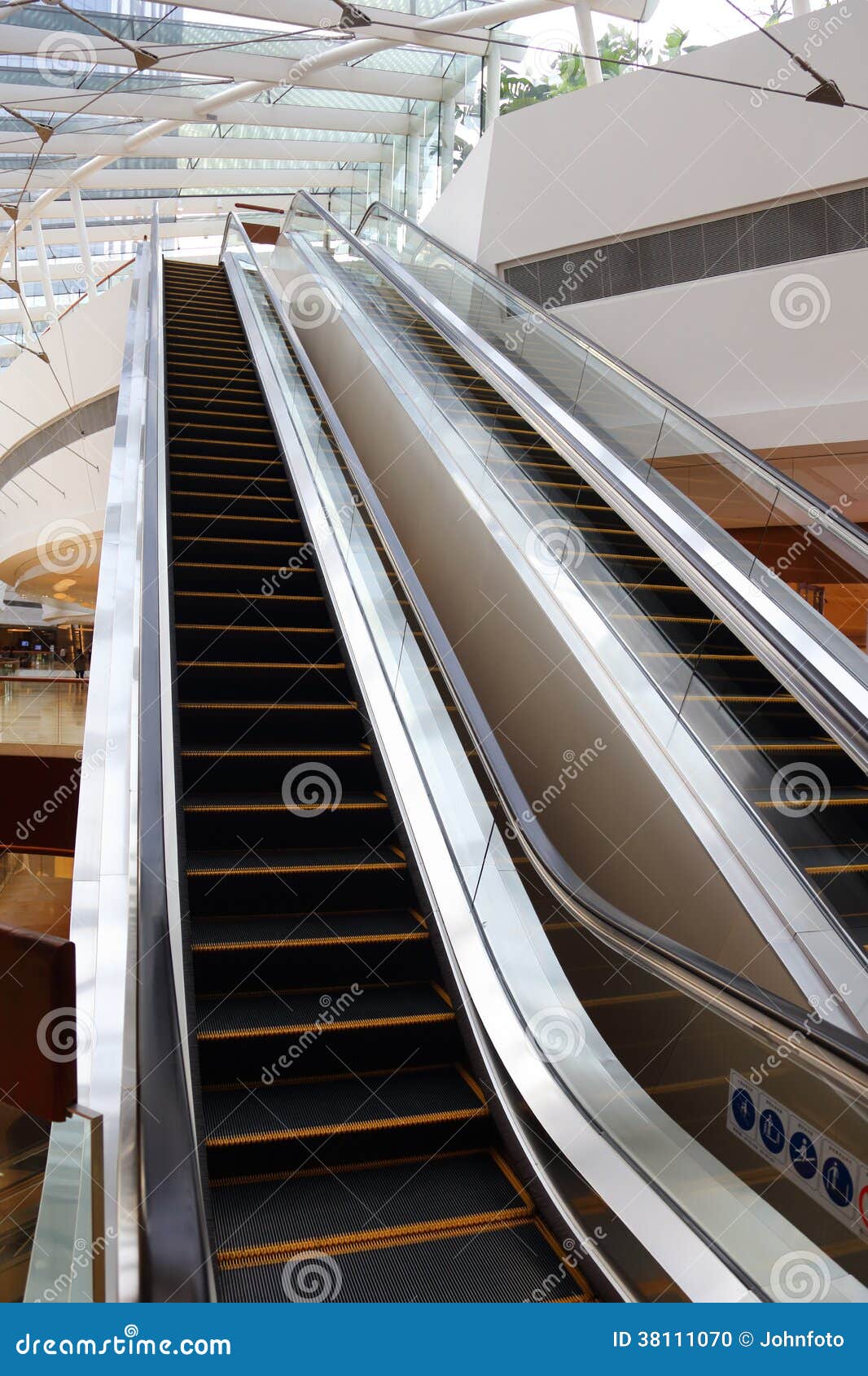 Escalator photo stock. Image du transport, achats, scène - 38111070