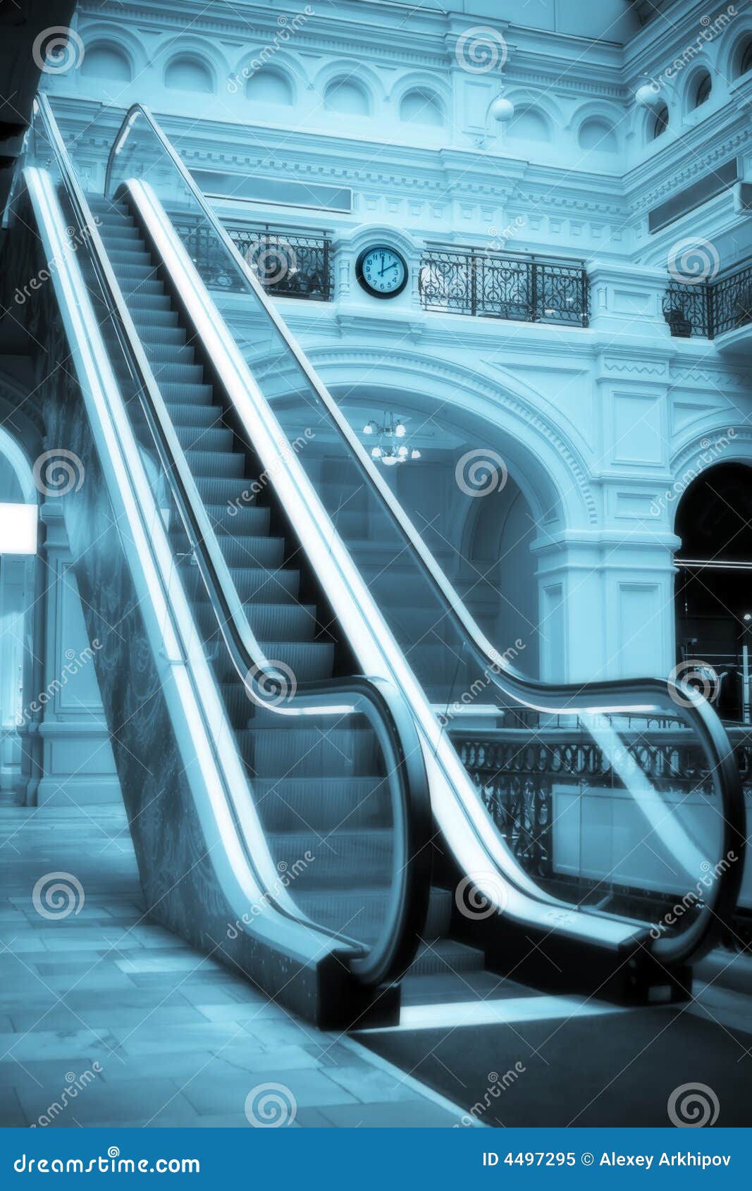 Escalator image stock. Image du entreprise, construction - 4497295