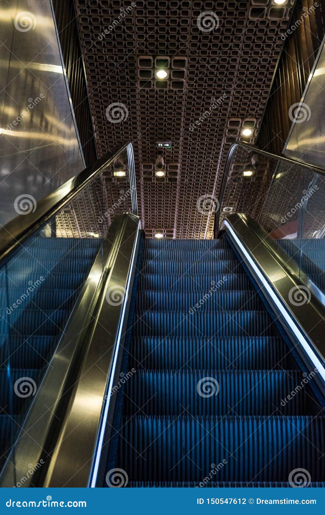 Escalator bleu d'or photo stock. Image of construction - 150547612