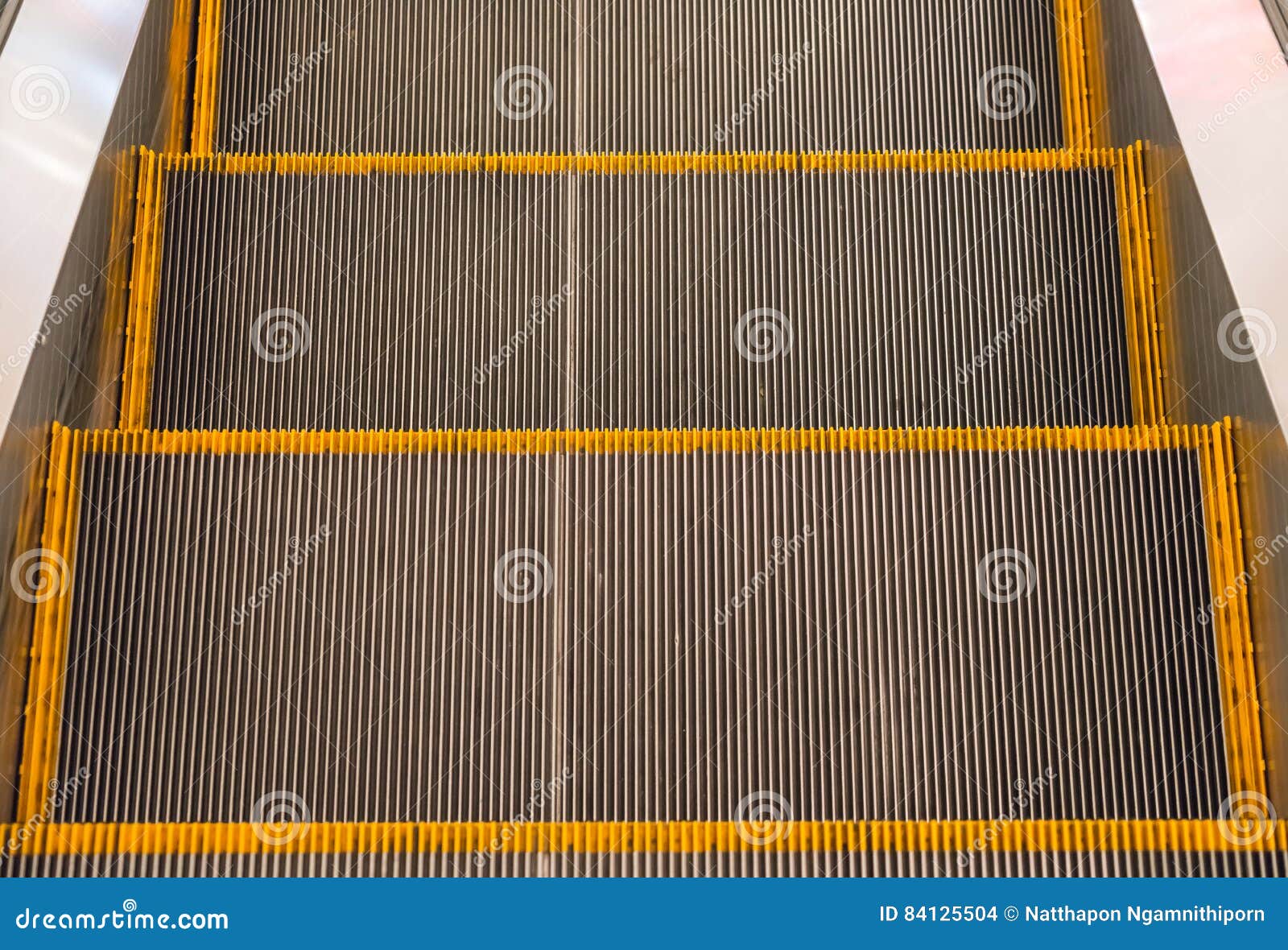 Escalator texture editorial stock image. Image of lift - 84125504
