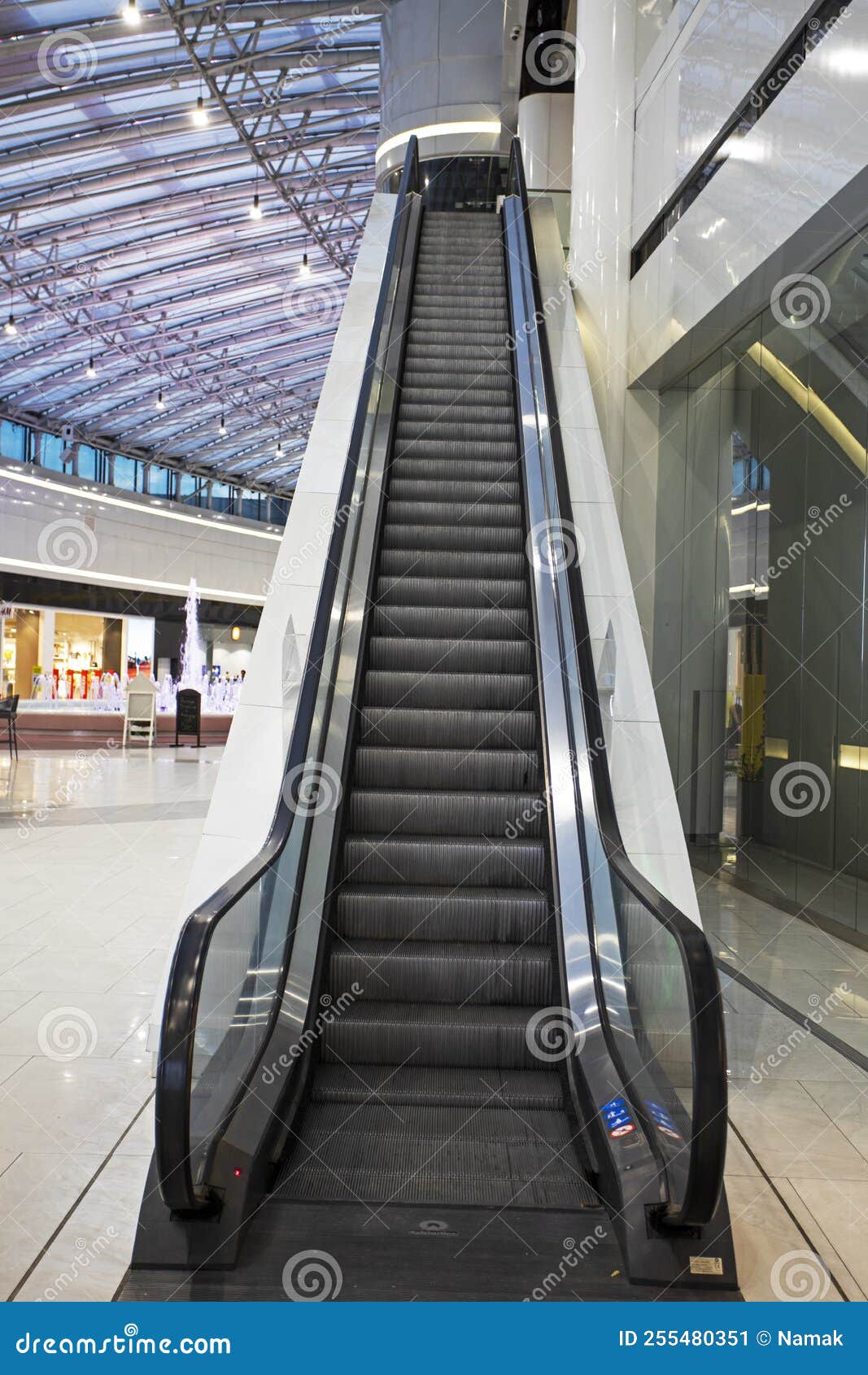 Escalator Vide Dans Le Centre Commercial Sans Personne. Horizontal Image stock - Image du ...
