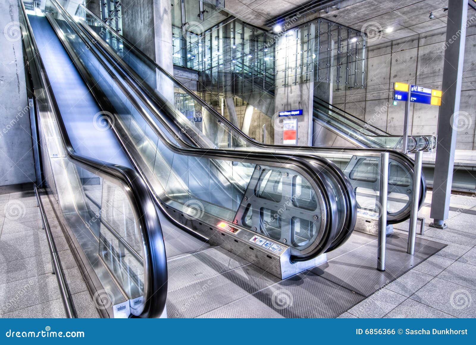 Escalators photo stock. Image du course, connexion, opérations - 6856366