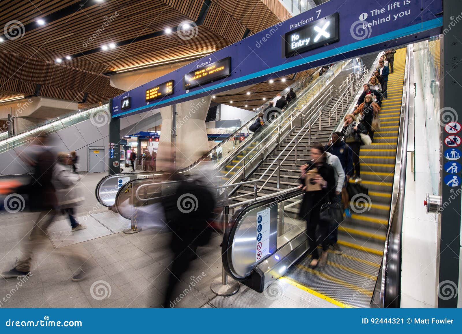 Escalators at London Bridge Station Editorial Photo - Image of station ...