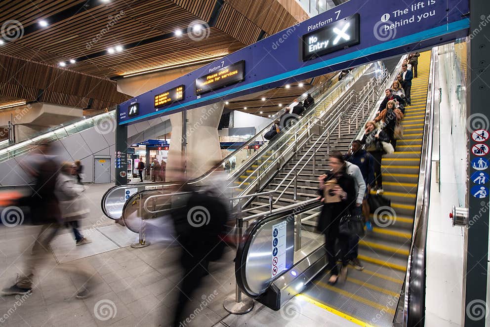Escalators at London Bridge Station Editorial Photo - Image of station ...