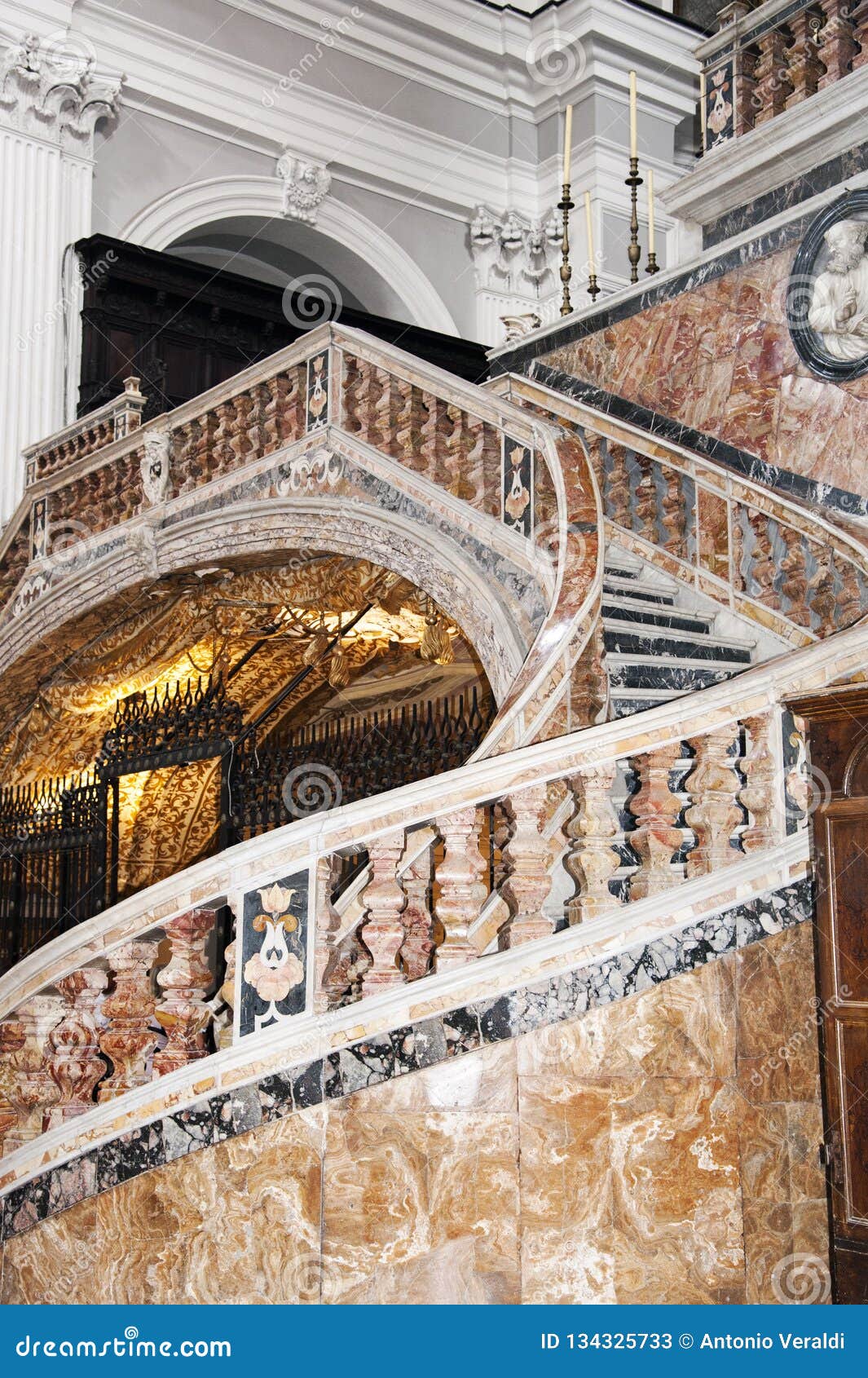 Escalera Barroca Que Conduce Al Presbiterio Elevado Imagen de archivo ... Escalera Barroca Que Conduce Al Presbiterio Elevado Imagen de archivo ...