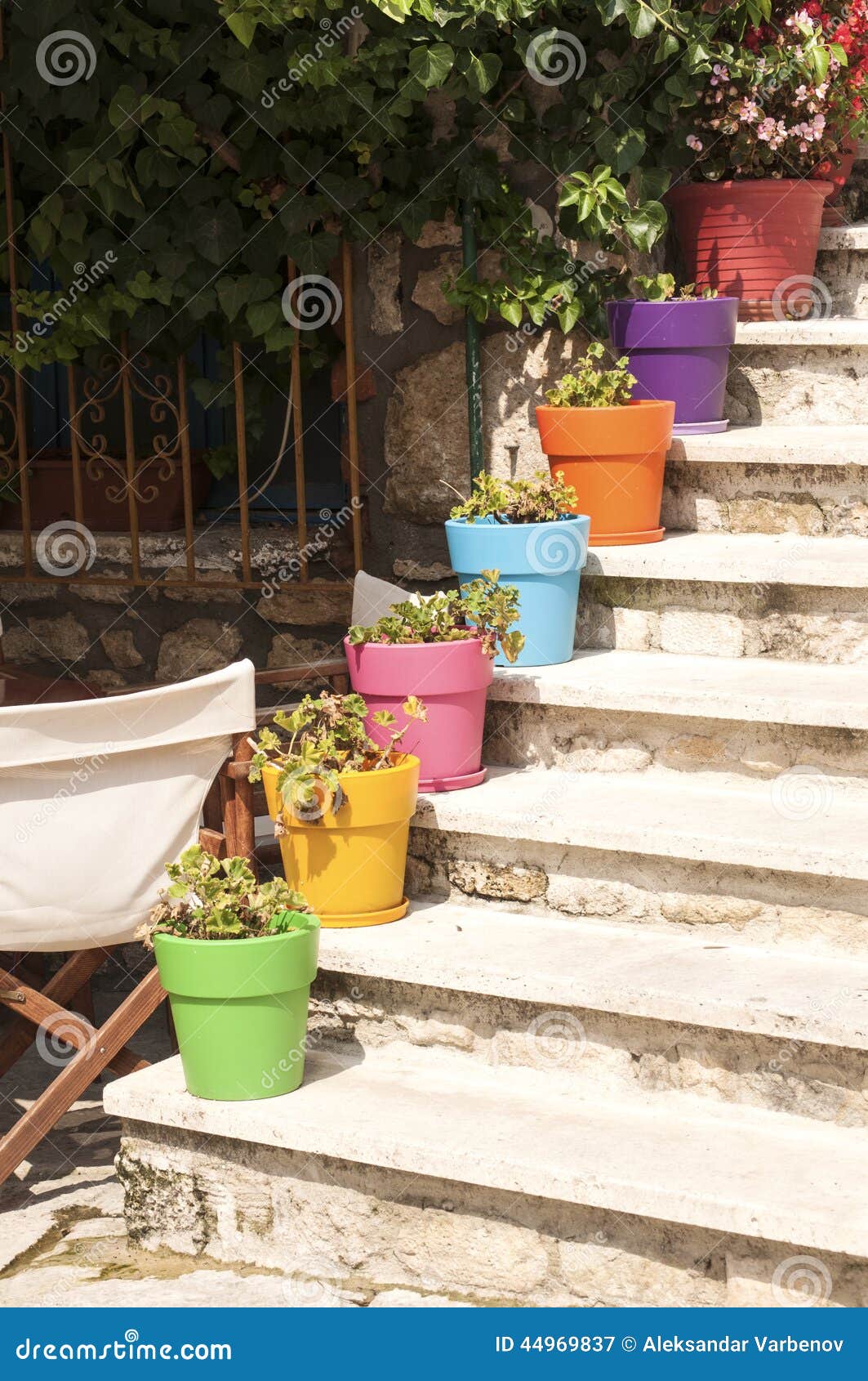 Escalera Con Las Macetas Coloridas Imagen de archivo - Imagen de ...