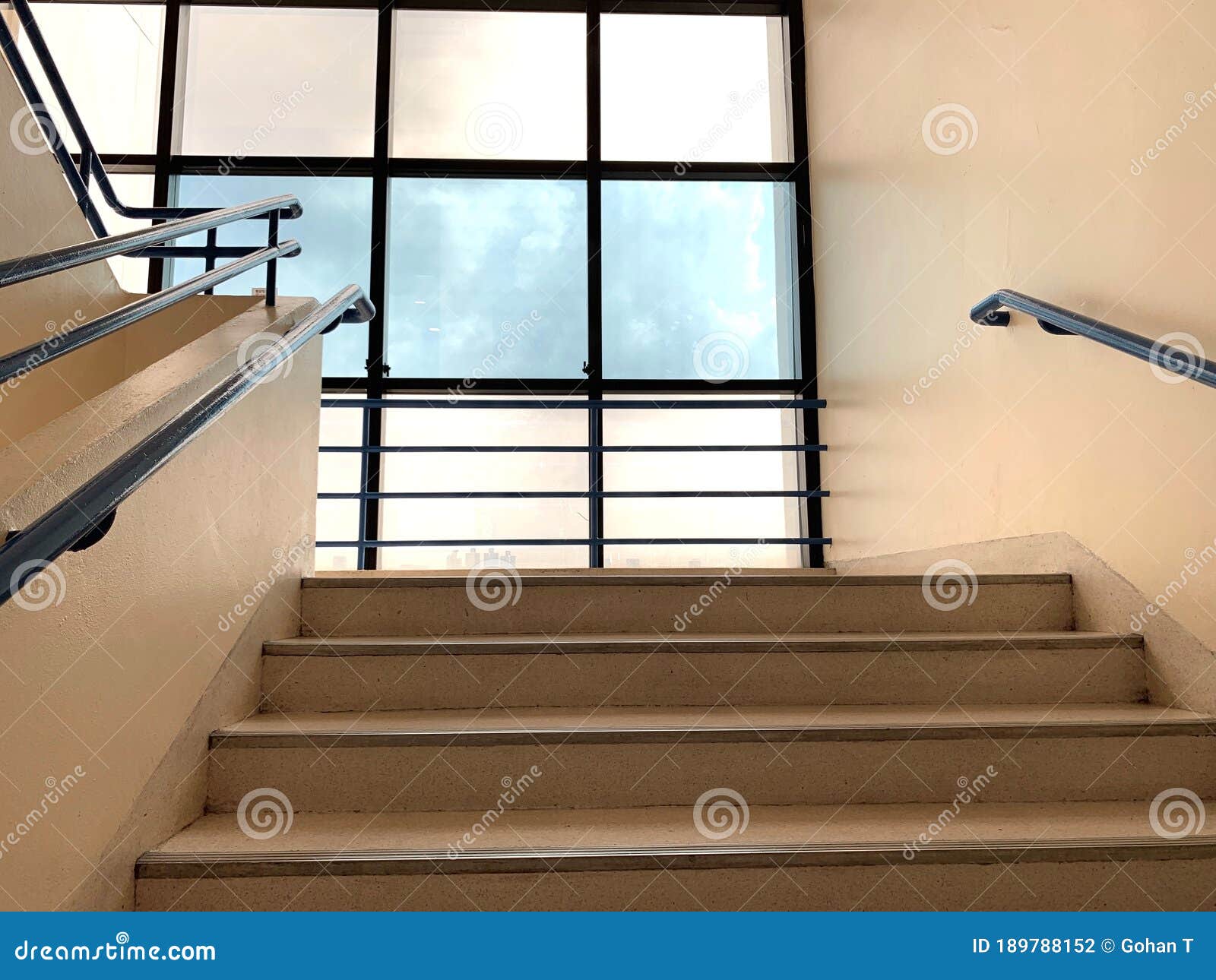 Escalera Con Ventanas De Estilo Vintage Foto de archivo - Imagen de ...