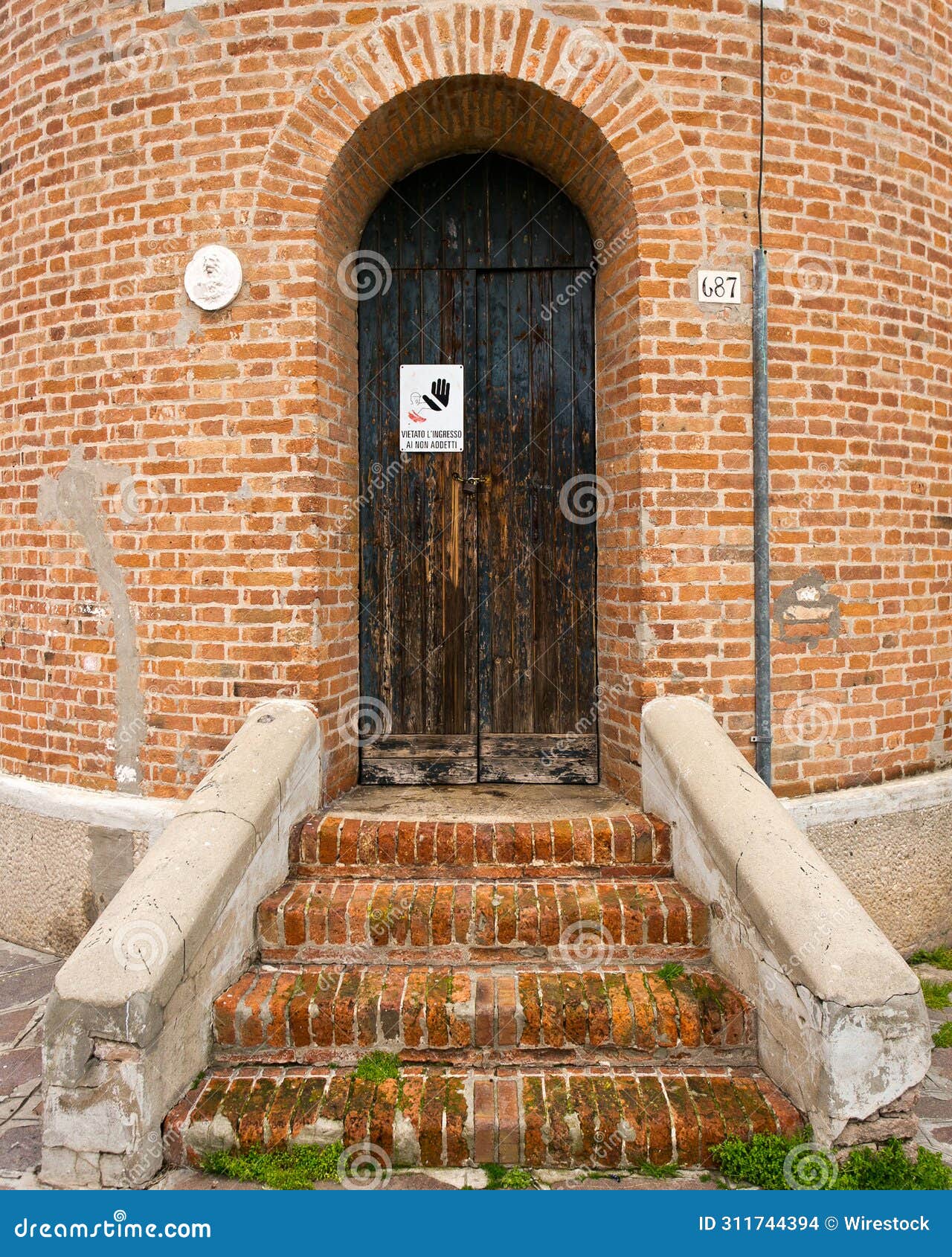Escalera De Entrada De Edificio De Ladrillo Circular Que Conduce a ...