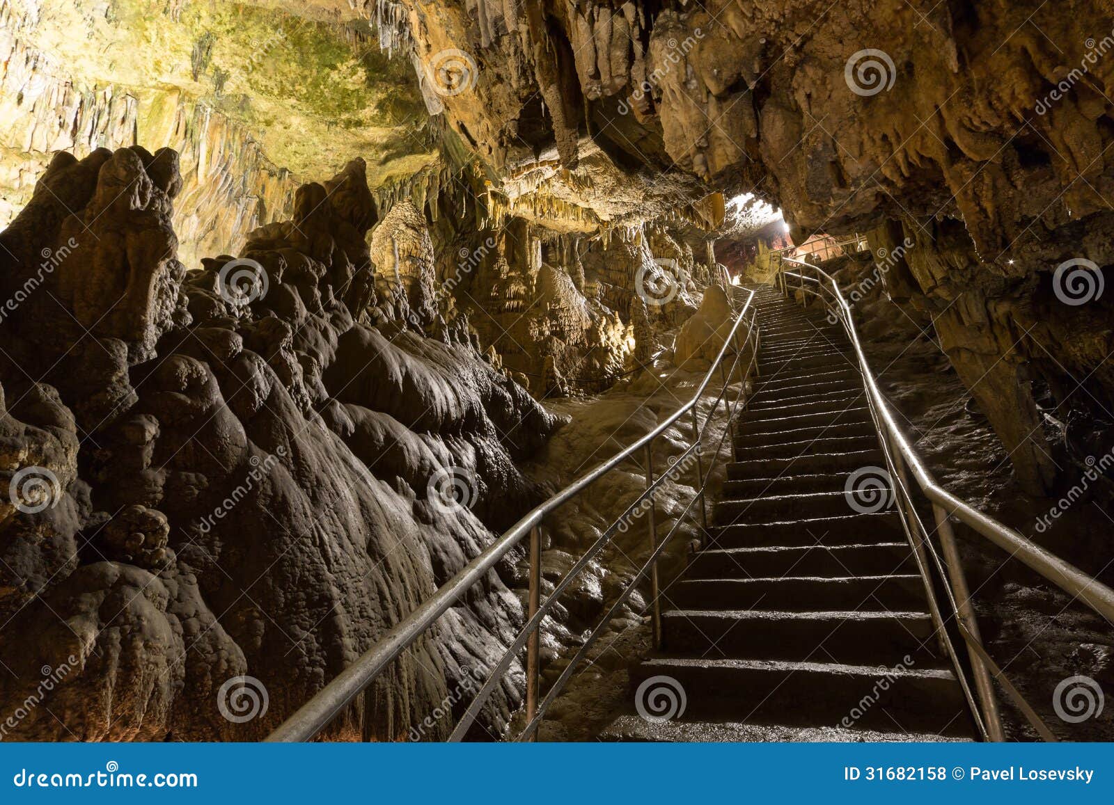 Escalera Que Lleva a La Entrada De La Cueva Foto de archivo - Imagen de ...
