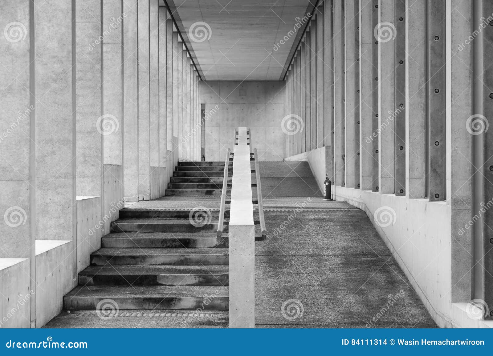 Escalera y rampa imagen de archivo editorial. Imagen de edificio - 84111314