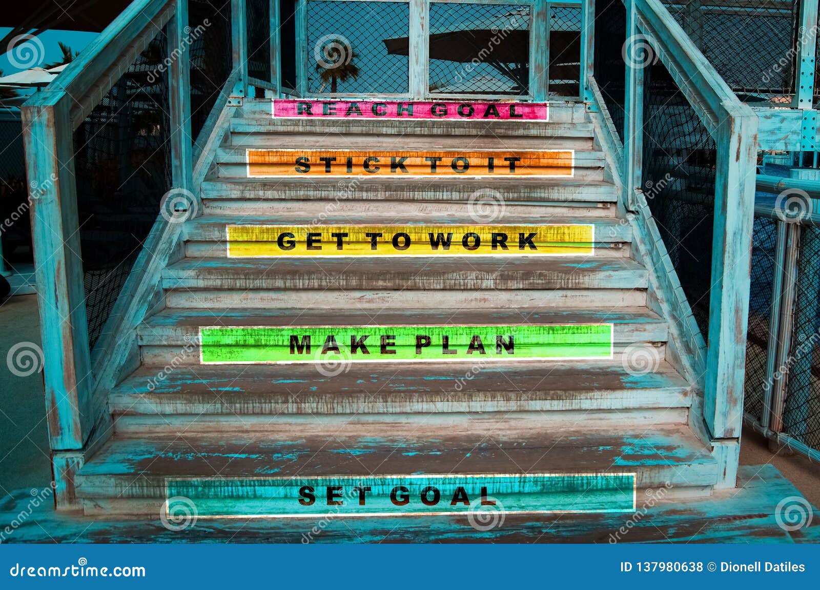 Escaleras Con Los Pasos Para Alcanzar Su Meta Foto de archivo - Imagen ...