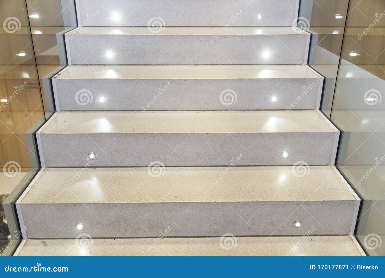 Escaleras Decoradas Con Luces LED Imagen de archivo - Imagen de manera ...