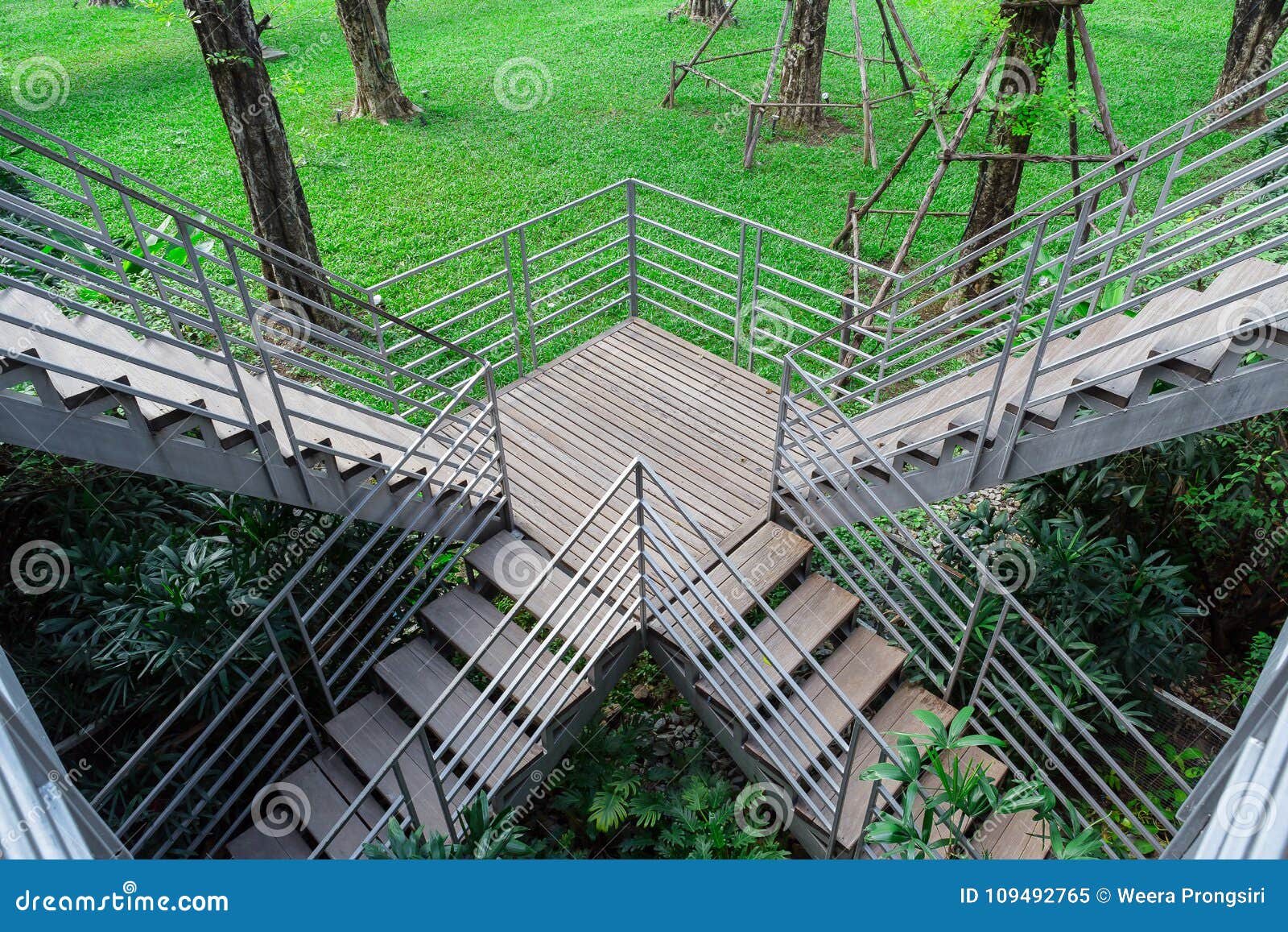 Escaleras en el parque imagen de archivo. Imagen de sendero - 109492765
