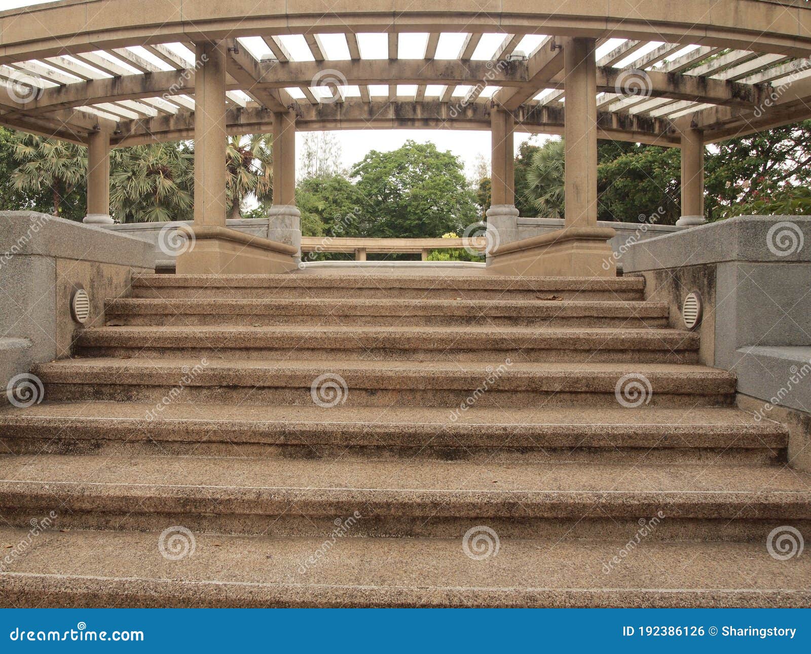 Escaleras en el parque foto de archivo. Imagen de follaje - 192386126